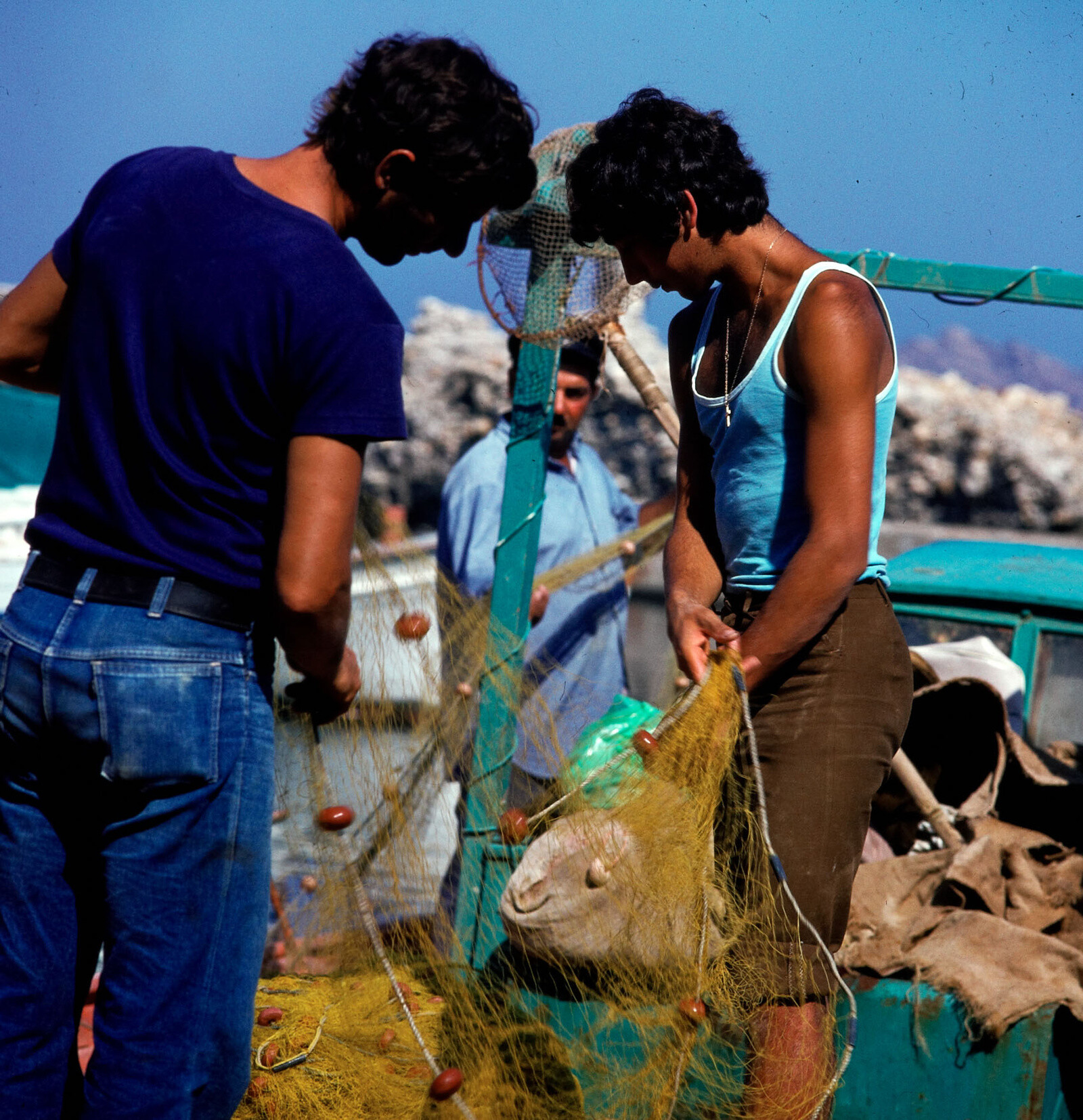 Λαβράκι και μπλου τζίν καμπάνα: Η ζωή των ψαράδων της Πάρου το '70 | LiFO